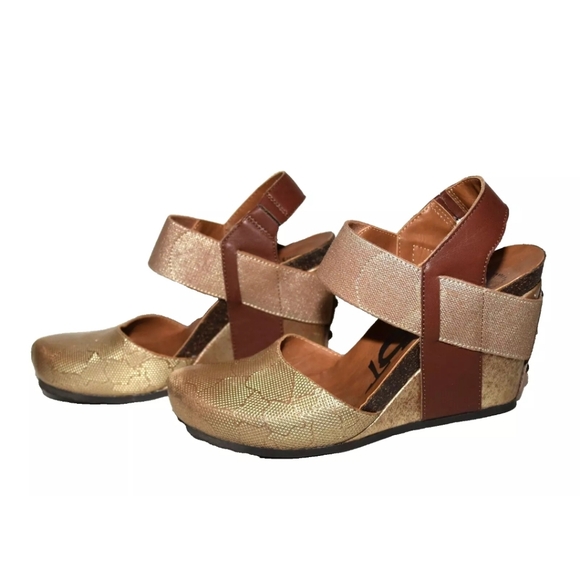 OTBT | Shoes | Otbt Rexburg Gold Texture Fabric And Brown Leather Wedge ...
